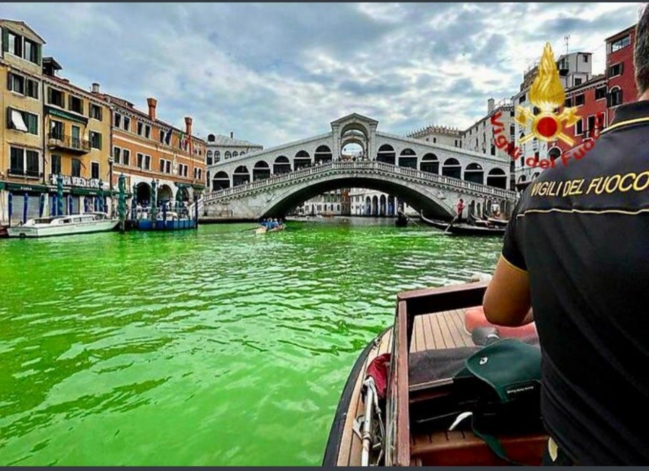 Le Grand Canal de Venise devient vert - Polture