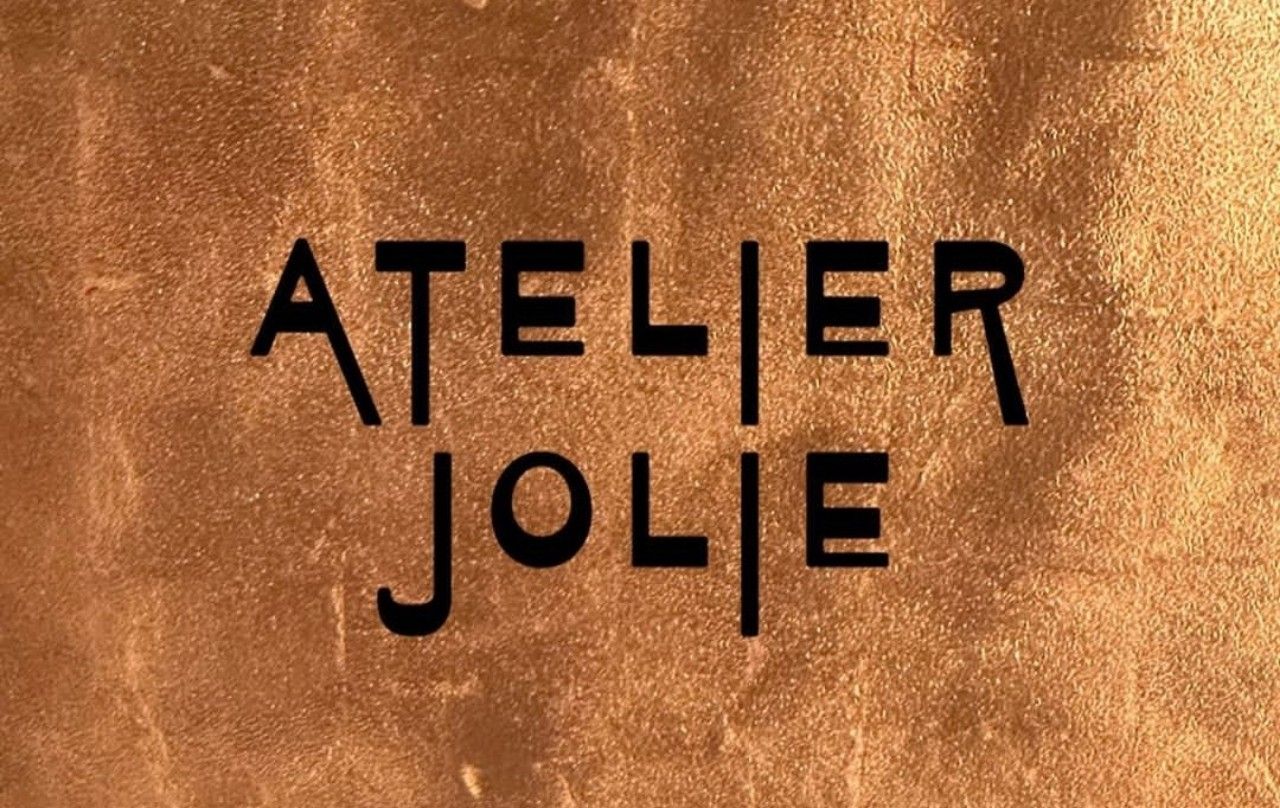 Atelier Jolie : Angelina fait ses pas dans le monde de la mode - Polture