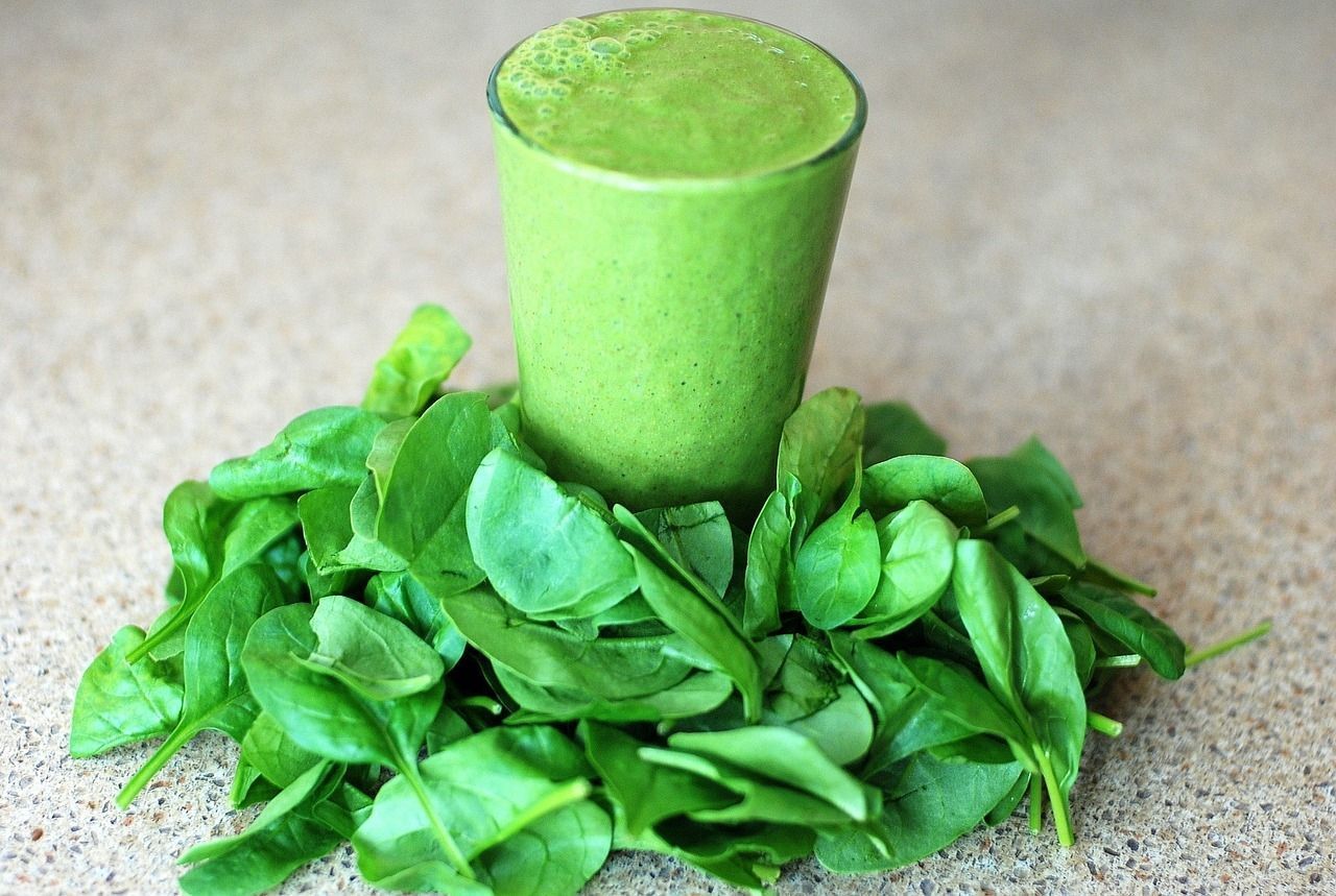 Les bienfaits revitalisants des smoothies à base d'épinards et de ...