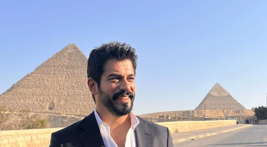 Burak Ozcivit en Tournage aux Pieds des Pyramides - Polture